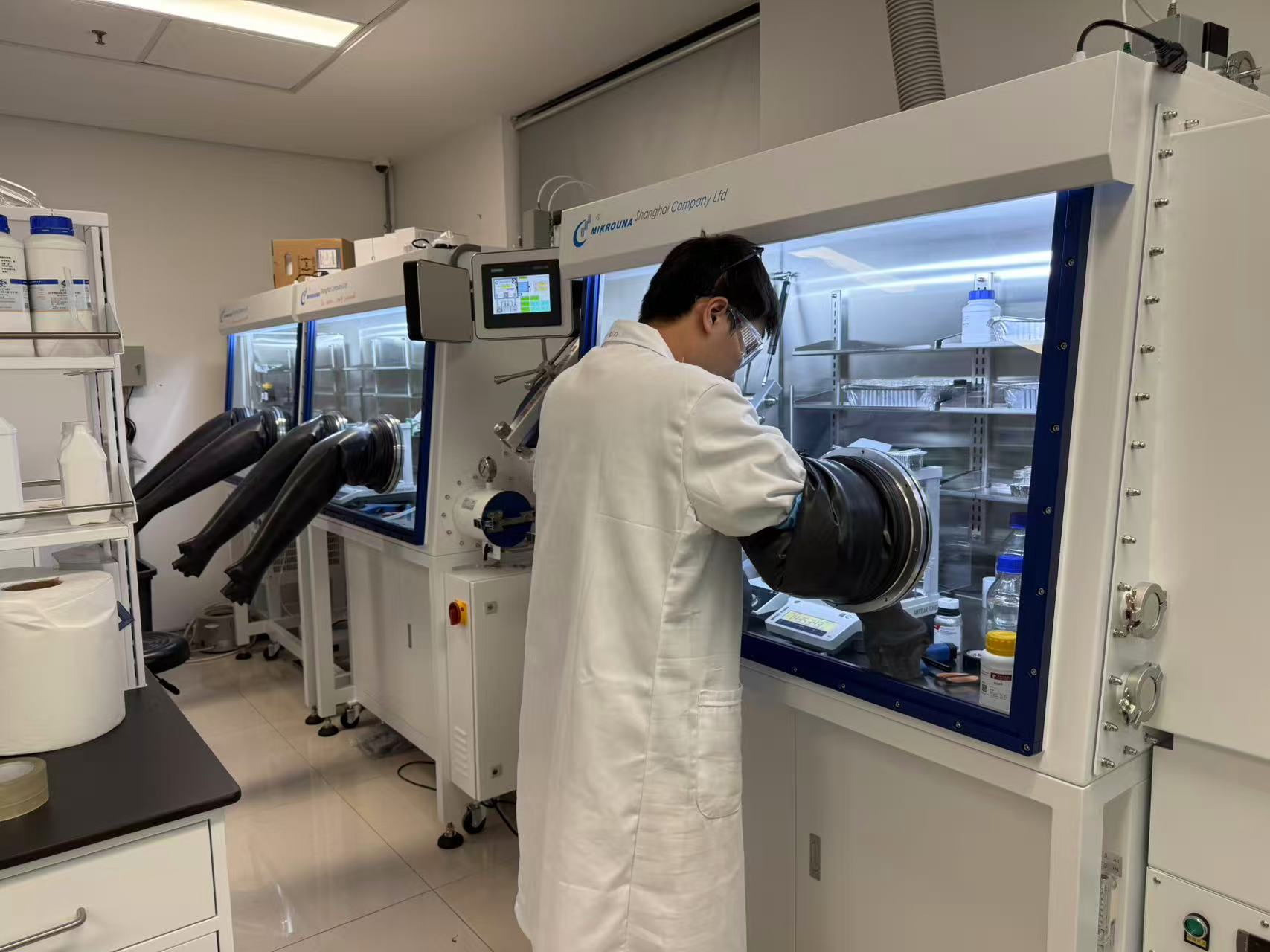 Our three-in-one glovebox is now officially in use - Luo Lab